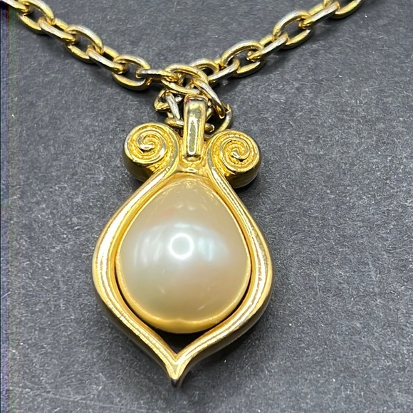 Liz Claiborne | Jewelry | Vintage Lci Liz Claiborne Pearl Necklace ...